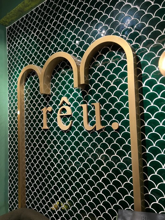 越南胡志明1郡r ê u . coffee這咖啡廳帶綠 - 漫步越南