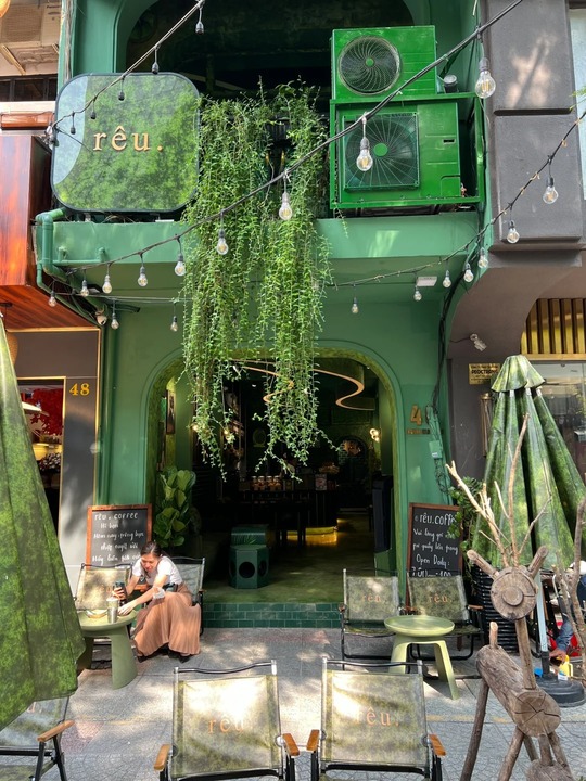 越南胡志明1郡r ê u . coffee這咖啡廳帶綠 - 漫步越南