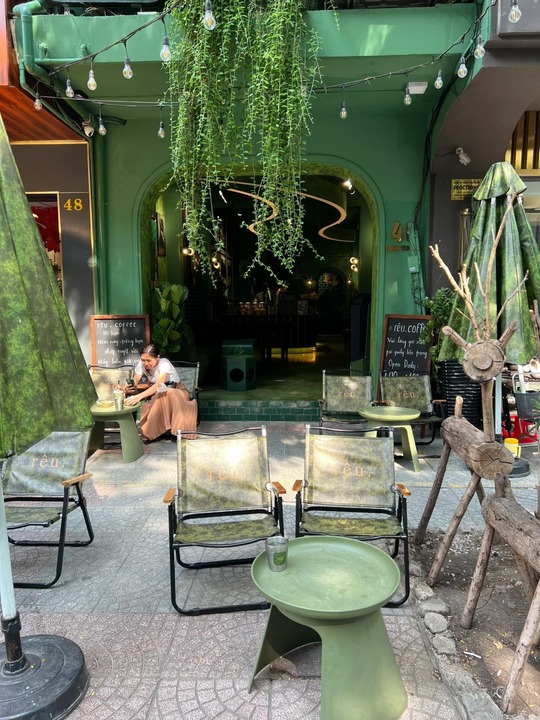 越南胡志明1郡r ê u . coffee這咖啡廳帶綠 - 漫步越南